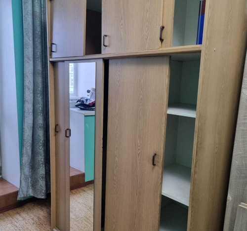 Старый шкаф бу, с полками и вешалкой