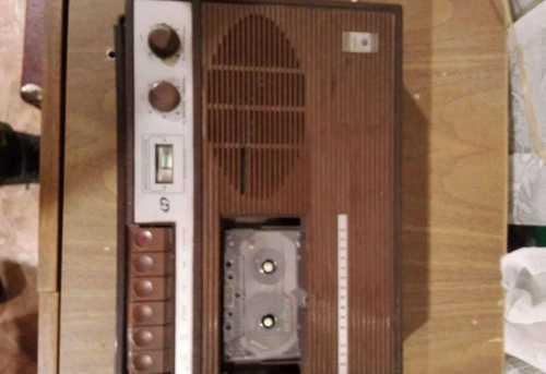 Продам кассетный магнитофон времен СССР рабочий