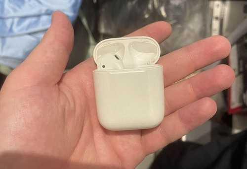 Кейс и левый наушник airpods 2