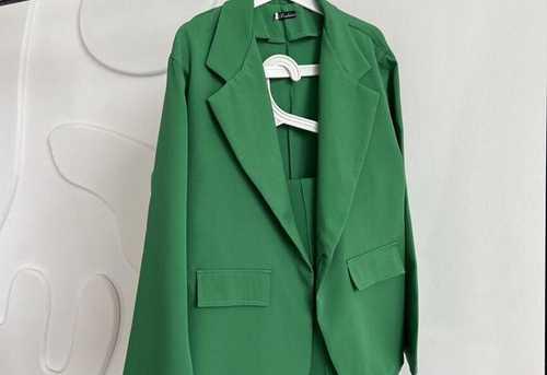 Классический костюм в зеленом цвете новый