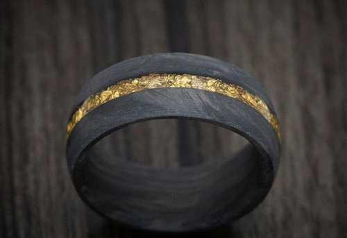 Кольцо из кованого карбона и золота