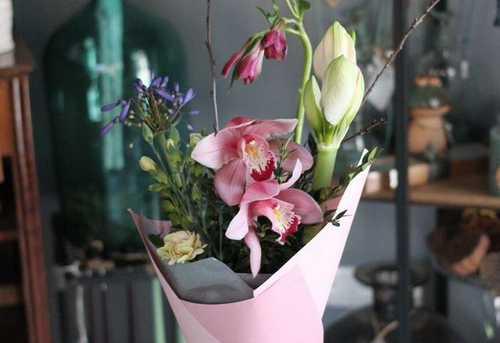 Букет с амариллисом и орхидеей
