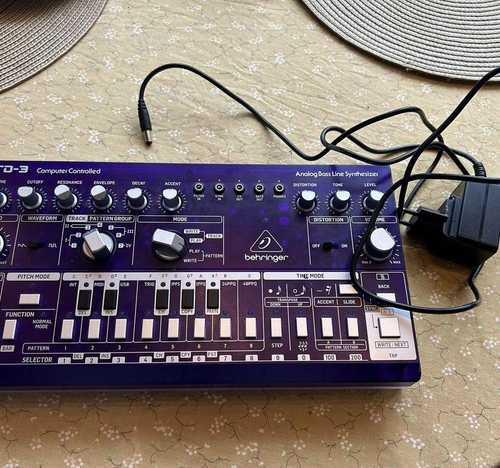 Behringer td-3 analog bass line synthesizer