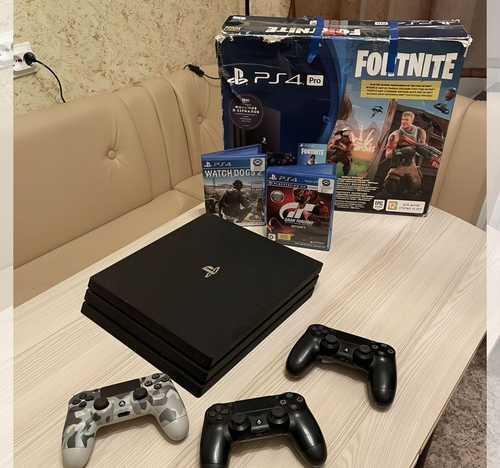 Sony Playstation 4 Pro, 1000 гб, 3 геймпада