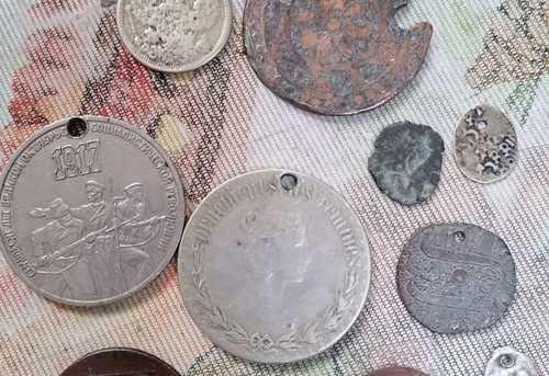 Медные и серебряные монеты и жетоны