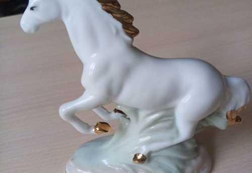 Фарфоровая статуэтка лошадь, конь
