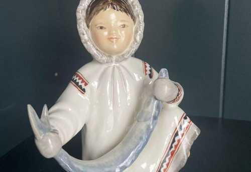 Фарфоровая статуэтка “Девочка-якутка с севрюгой"