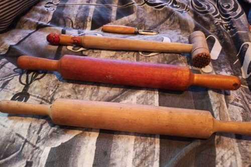 Скалка деревянная и молоток для мяса