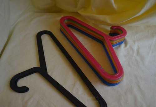 Пластиковые плечики (вешалки) IKEA разноцветные