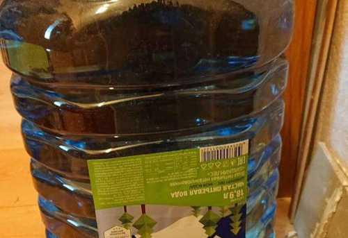 Бутыль пластиковая почти 19 литров)