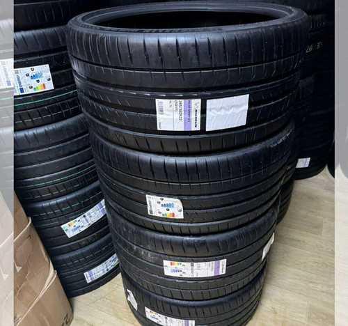 Michelin Pilot Sport 4 S 285/30 R22 и 335/25 R22 101Y