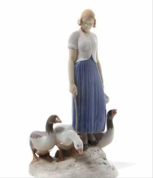 Фарфоровая фигура Девушка с гусями. Bing &Grondahl