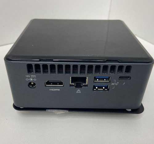 Неттоп Intel NUC NUC8BEH