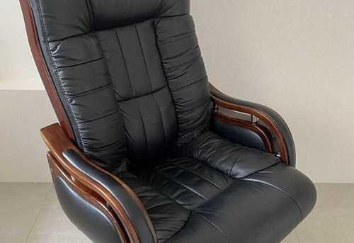 Офисное кожаное кресло руководителя