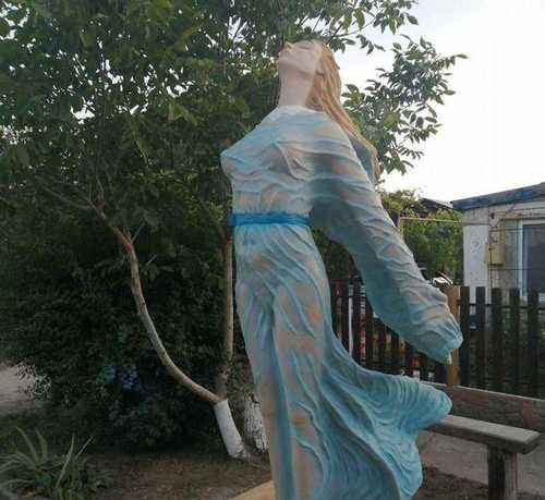 Скульптура из арт бетона" Девушка на ветру"