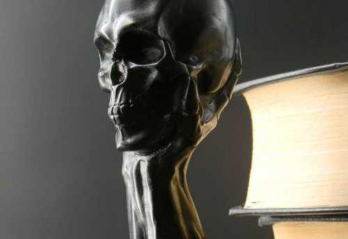 Статуэтка из обсидиана "череп в руке". Резьба