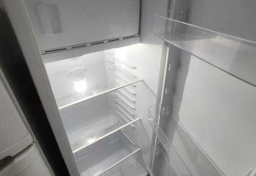 Холодильник маленький 122см