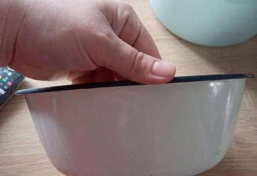Эмалированная посуда кастрюля и чашка