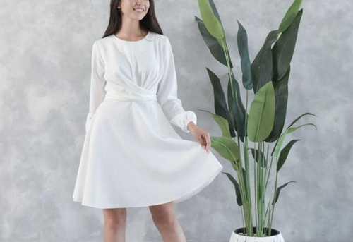 Платье белое с поясом