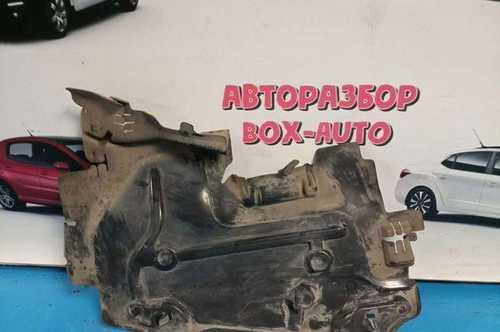 Дефлектор радиатора левый Peugeot 207
