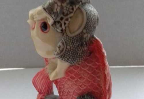 Фарфоровая китайская статуэтка *Девочка на рыбе*
