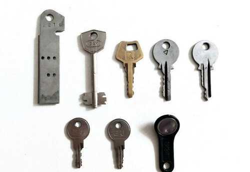Коллекция дверных ключей от разных замков