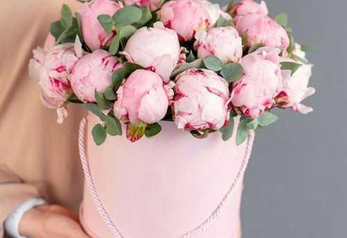 Букет цветов из 15 розовых пионов в шляпной коробк