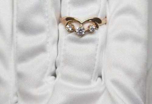 Золотое кольцо с фианитами 585 размер 18,5