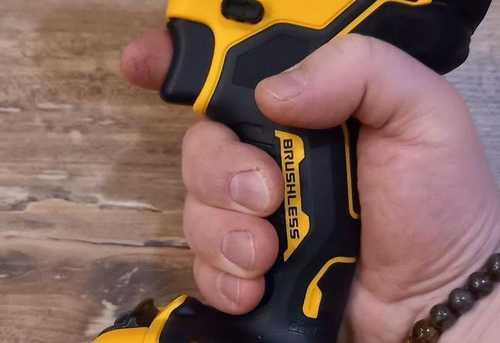 Дрель шуруповерт DeWalt dcd701d2