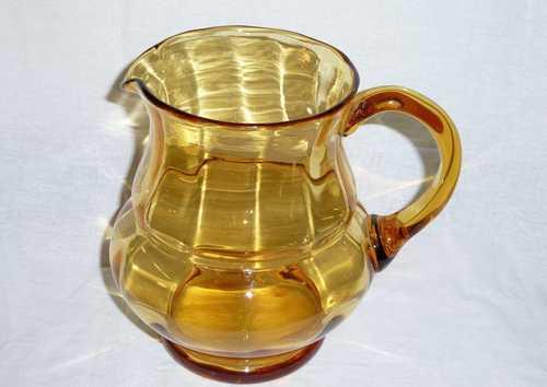 Большой кувшин медовое стекло 1920-30 года