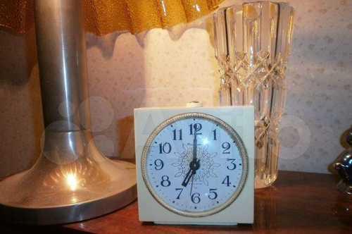 Часы будильник СССР "Янтарь" 4 камня большой 12 см