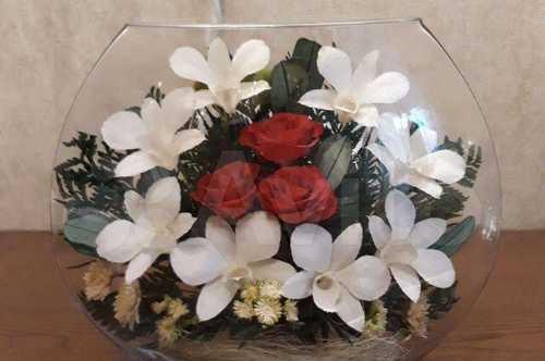 Цветы в стеклянной вазе