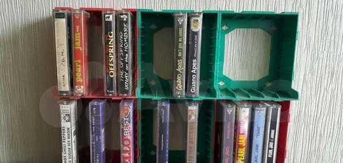 Аудиокассеты (15 штук) в кассетницах