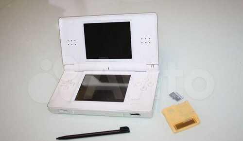 Nintendo ds lite белого цвета + картридж R4 gold