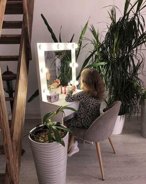 Детский столик с зеркалом
