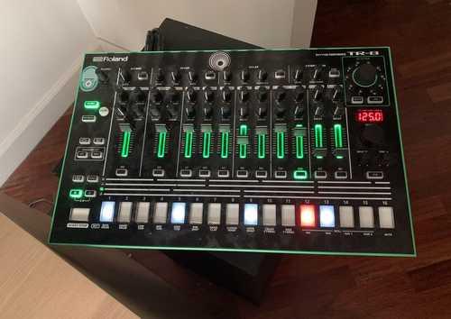 Драм-машинка Roland tr-8