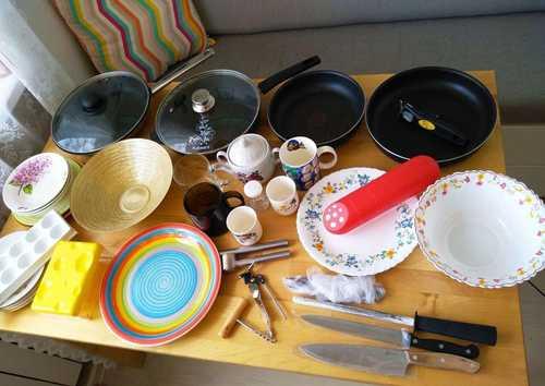 4 сковородки, крышки, много посуды