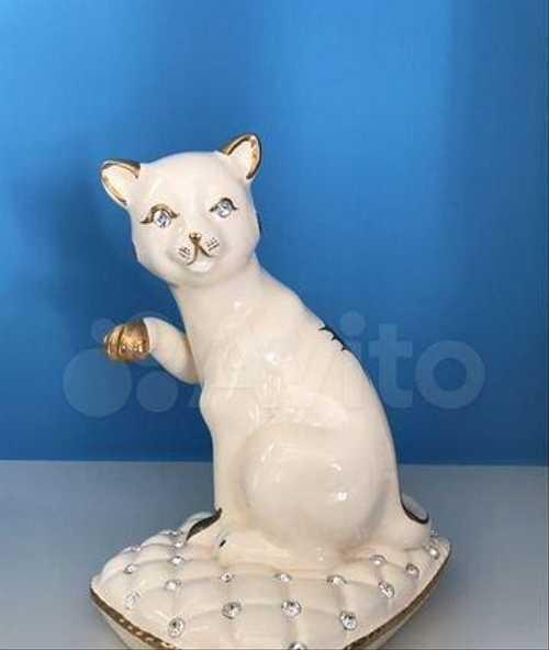 Керамическая кошка, украшенная камнями