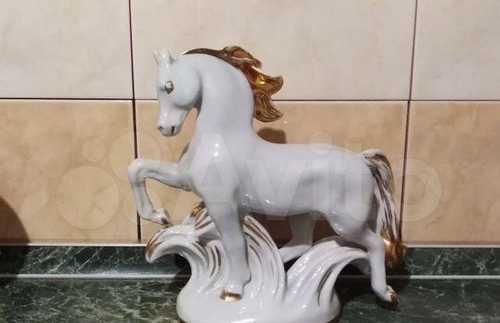 Фарфоровая статуэтка "Конь златогривый"