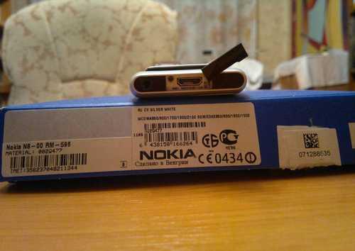 Смартфон Nokia N8 серебристый