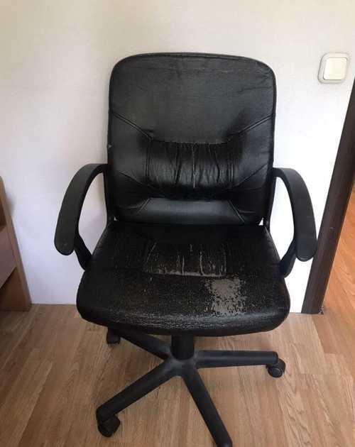 Офисный крутящийся стул кресло
