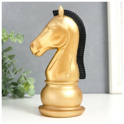 Сувенир полистоун "Шахматная фигура. Конь" золотой с чёрной гривой 19,5х10х8 см