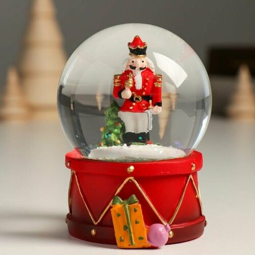 Стеклянный новогодний снежный шар "Щелкунчик у ёлки" 7х8х9 см