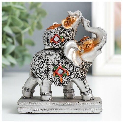 Сувенир полистоун "Слонёнок на слонихе" на подставке серебро 8х4х10 см