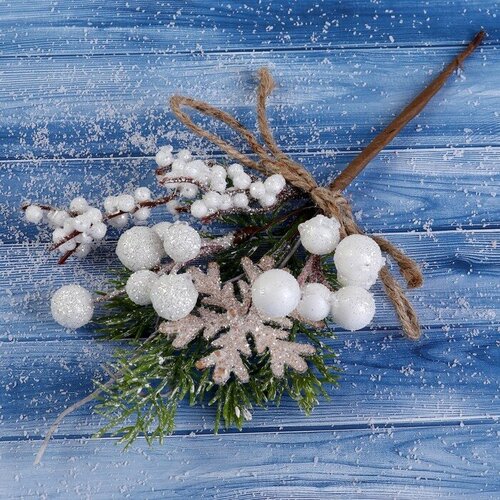 Декор "Зимнее очарование" ягодки снежинка блеск 20 см