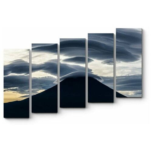 Модульная картина Линейные облака над горой 100x70
