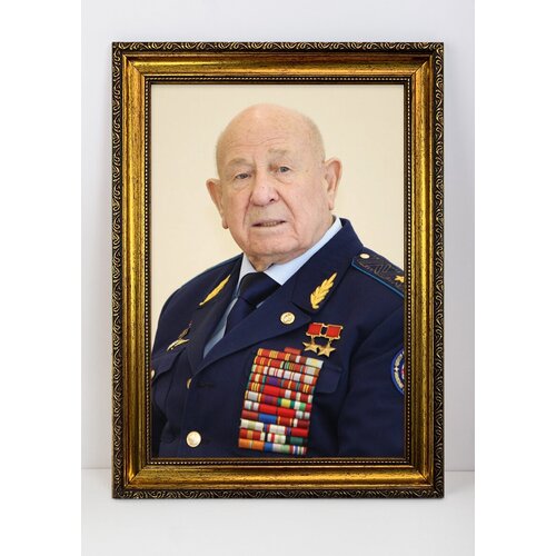 Портрет Леонова А. А. в багетной рамке под золото / А-1 (60x84 см.)