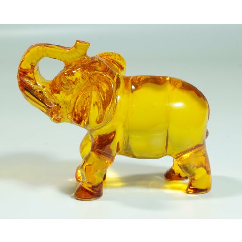 Фигурка декоративная в форме слона из прессованного янтаря.