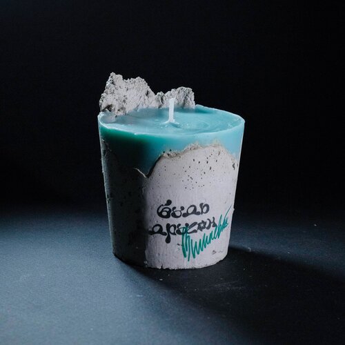 Это вечная свечка — "Будь другом, олег вишневский" — ручная художественная работа из бетона с ароматом соленой карамели.