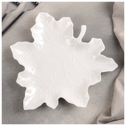 Блюдо керамическое сервировочное «Кленовый лист», 22×23 см, цвет белый